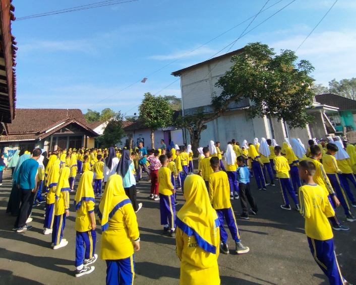 PERINGATI HARI ANAK NASIONAL, MI MUHAMMADIYAH DANUREJO GELAR SENAM ...